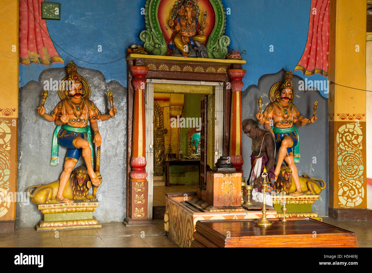 Small hindu temple hi-res stock photography and images - Alamy