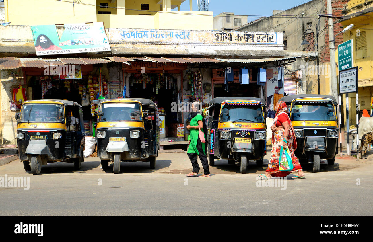 Row of auto rickshaws hi-res stock photography and images - Alamy