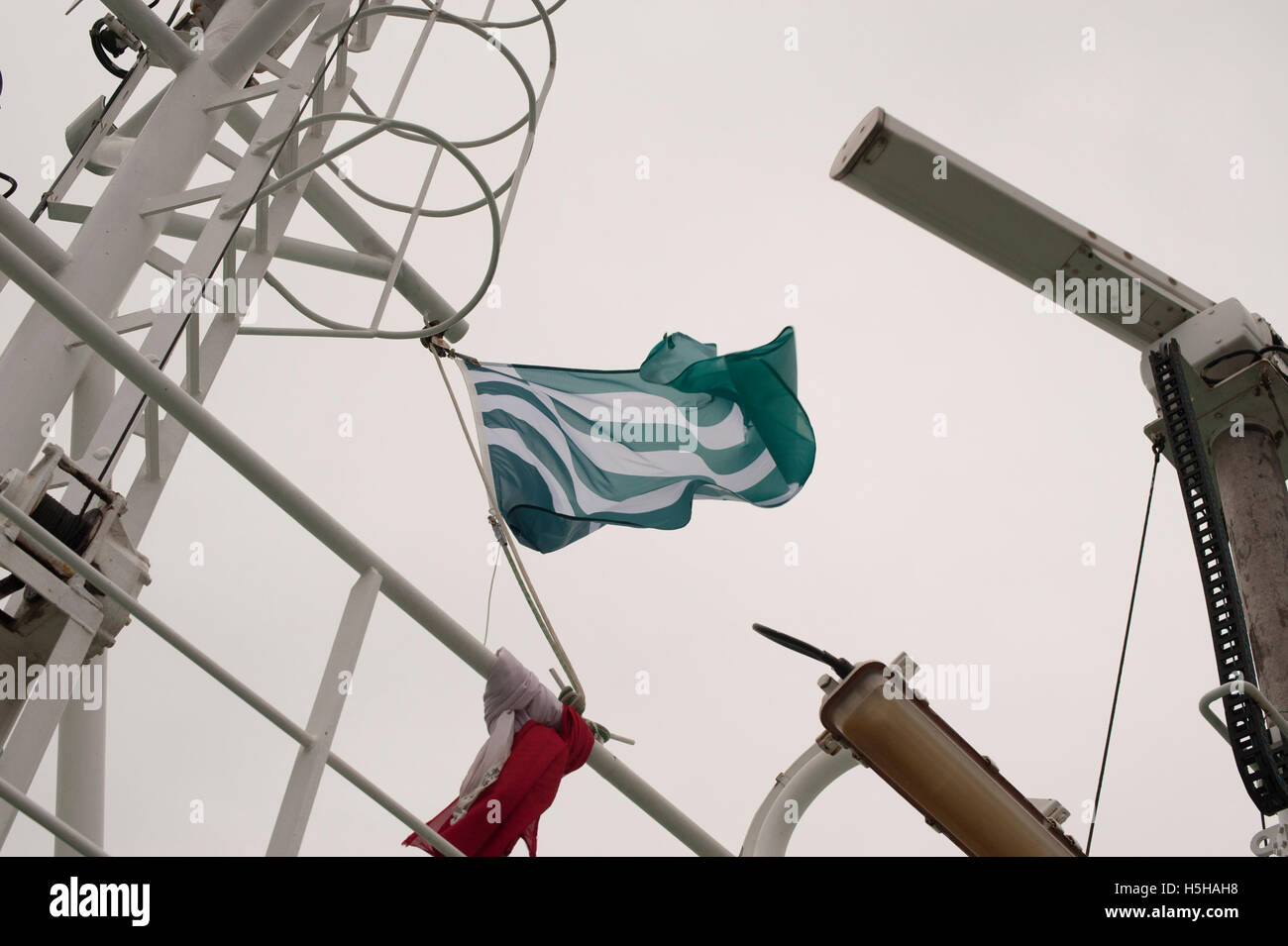 Flying white flag hi-res stock photography and images - Alamy