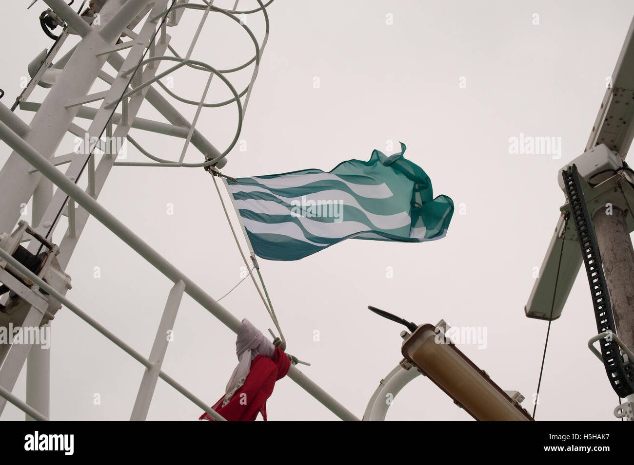 Ships flag hi-res stock photography and images - Alamy