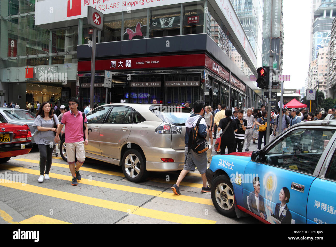 Walking between cars hi-res stock photography and images - Alamy