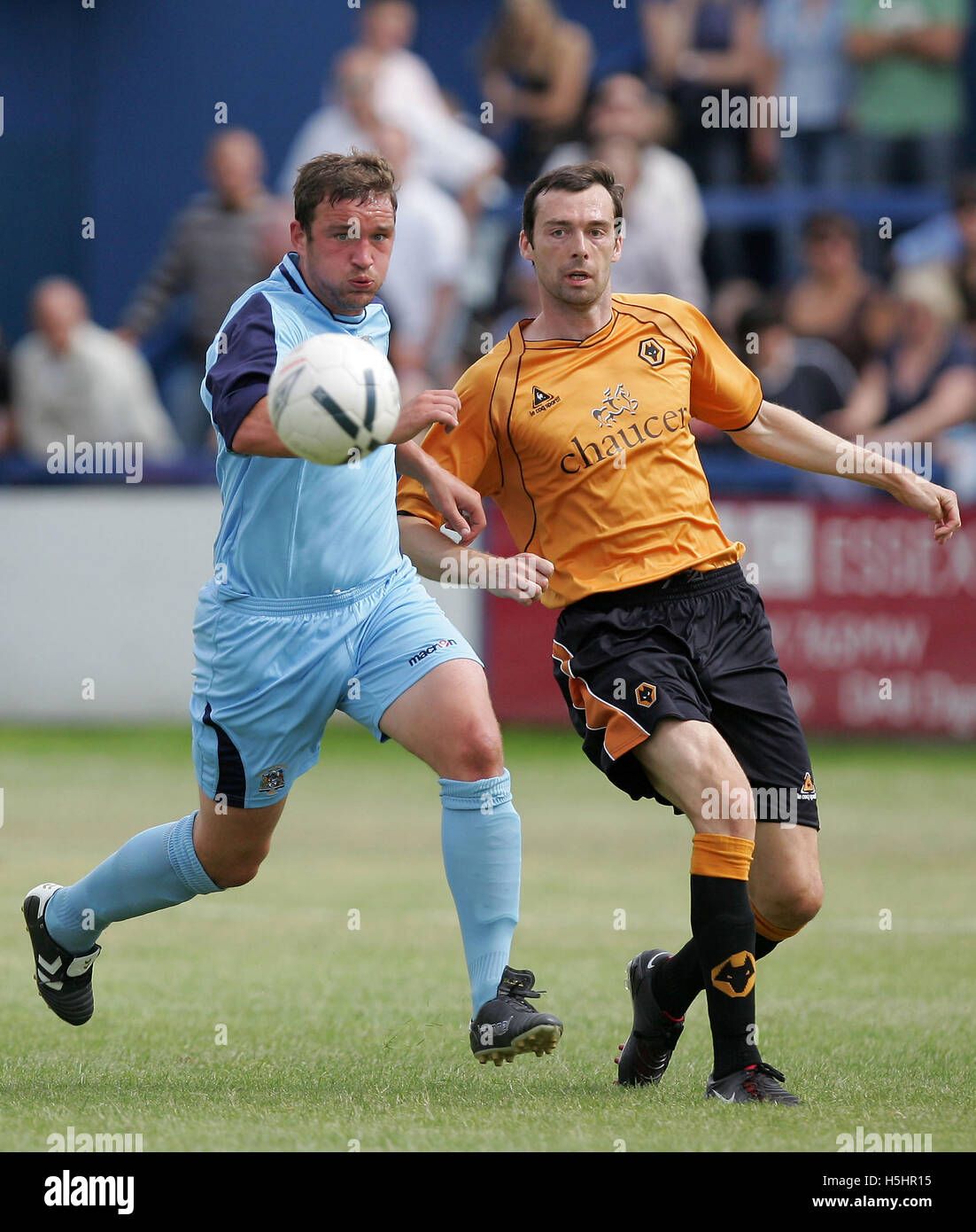 Danny Kedwell of Grays and Gary Breen of Wolves - Grays Athletic vs ...