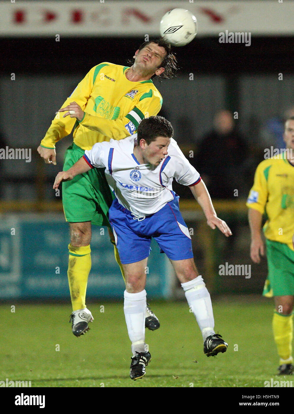 Gary Howard of Thurrock beats Nick Pegg in the air - Thurrock vs ...