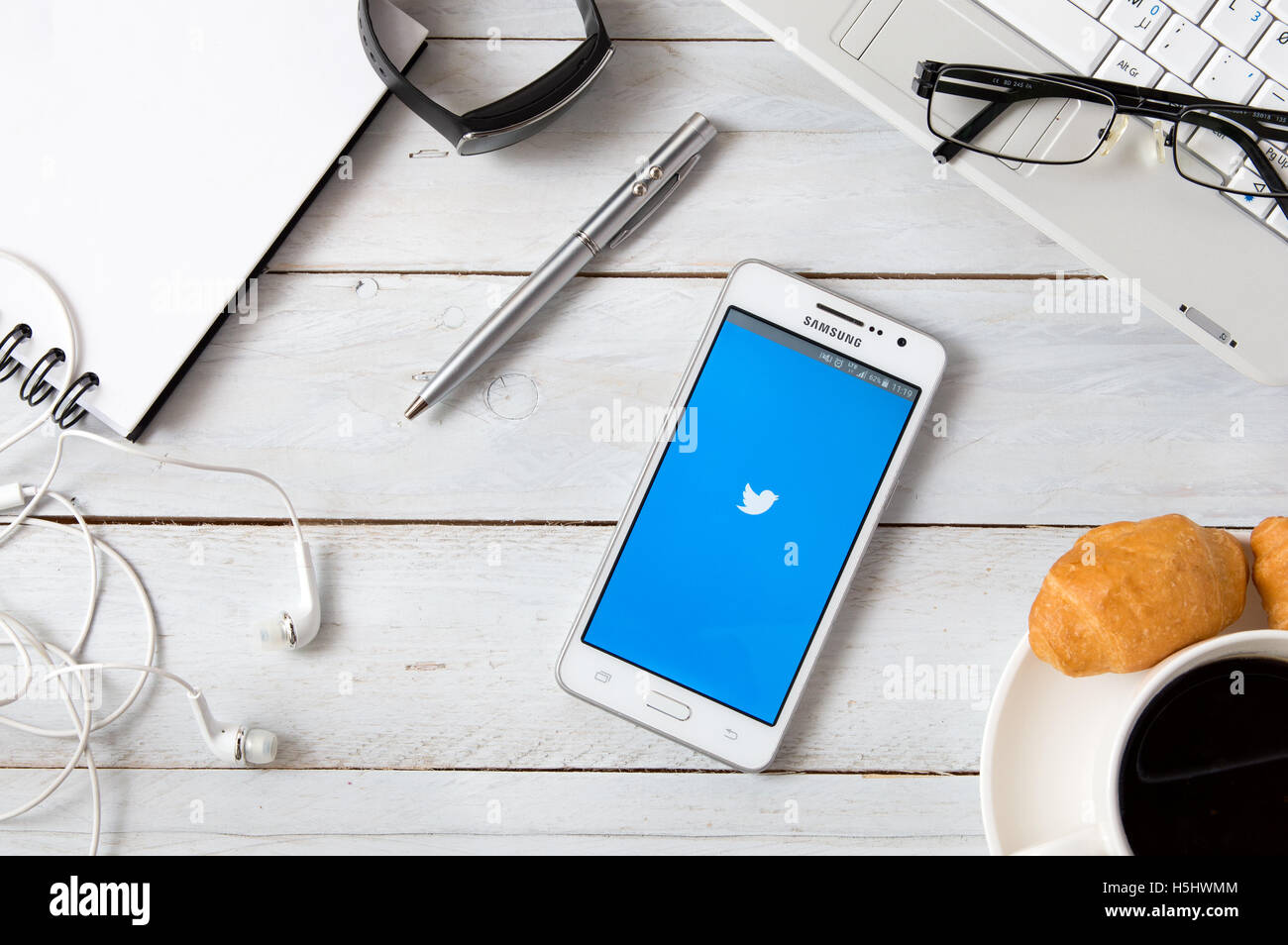 Twitter logo on screen office hi-res stock photography and images - Alamy