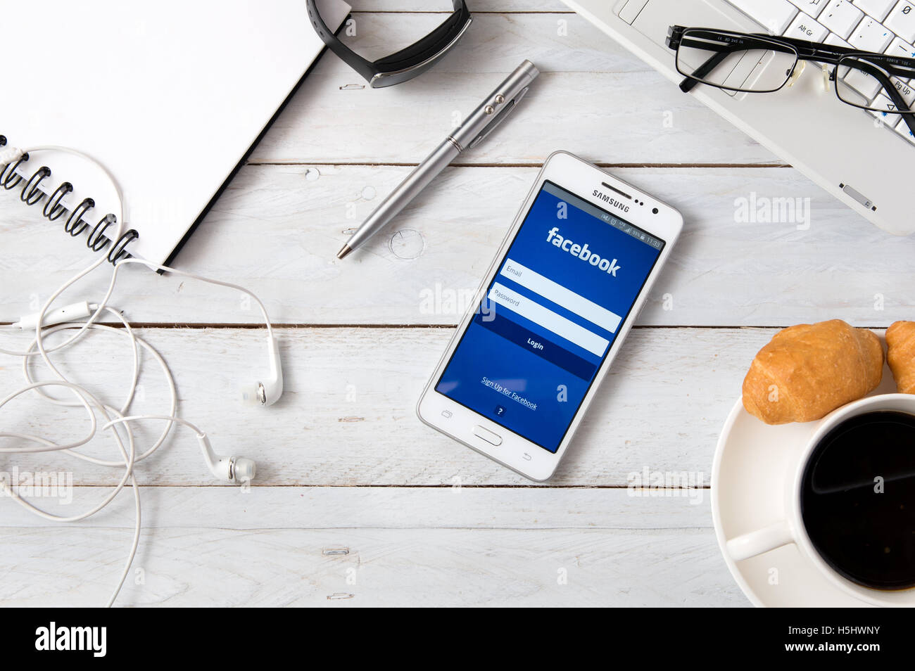 Share media hi-res stock photography and images - Alamy