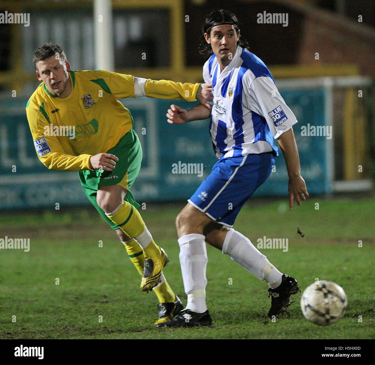 Jamie Slabber of Havant (right) evades Lee Flynn of Thurrock - Thurrock ...