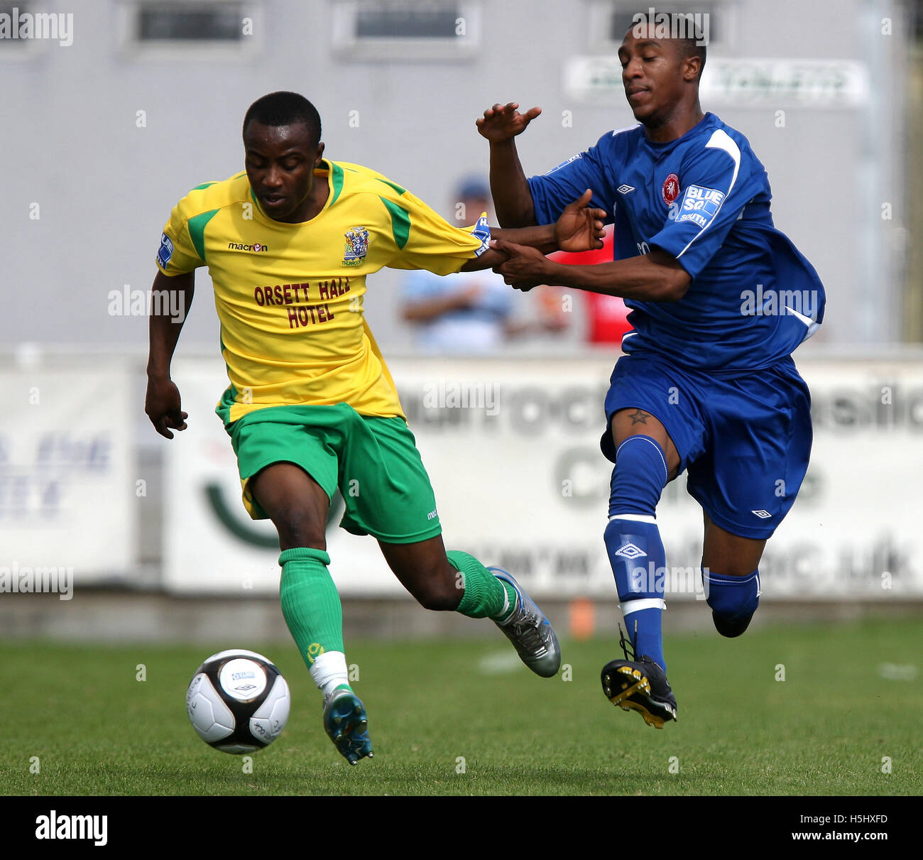 Ebenezer Masade of Thurrock (L) and Craig Braham-Barrett of Welling ...
