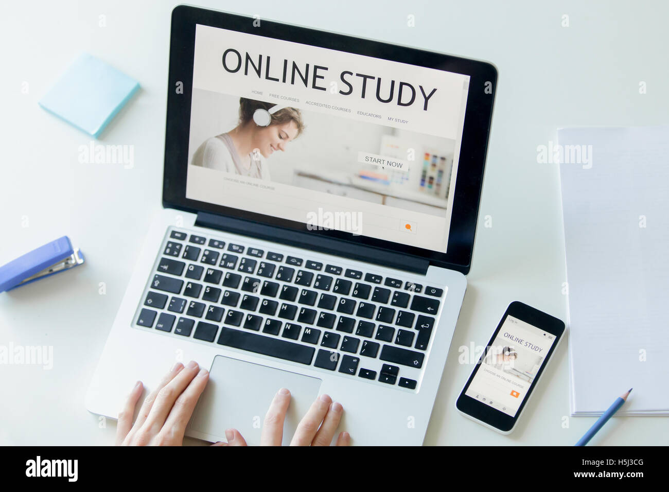 Online tutorial screen hi-res stock photography and images - Alamy