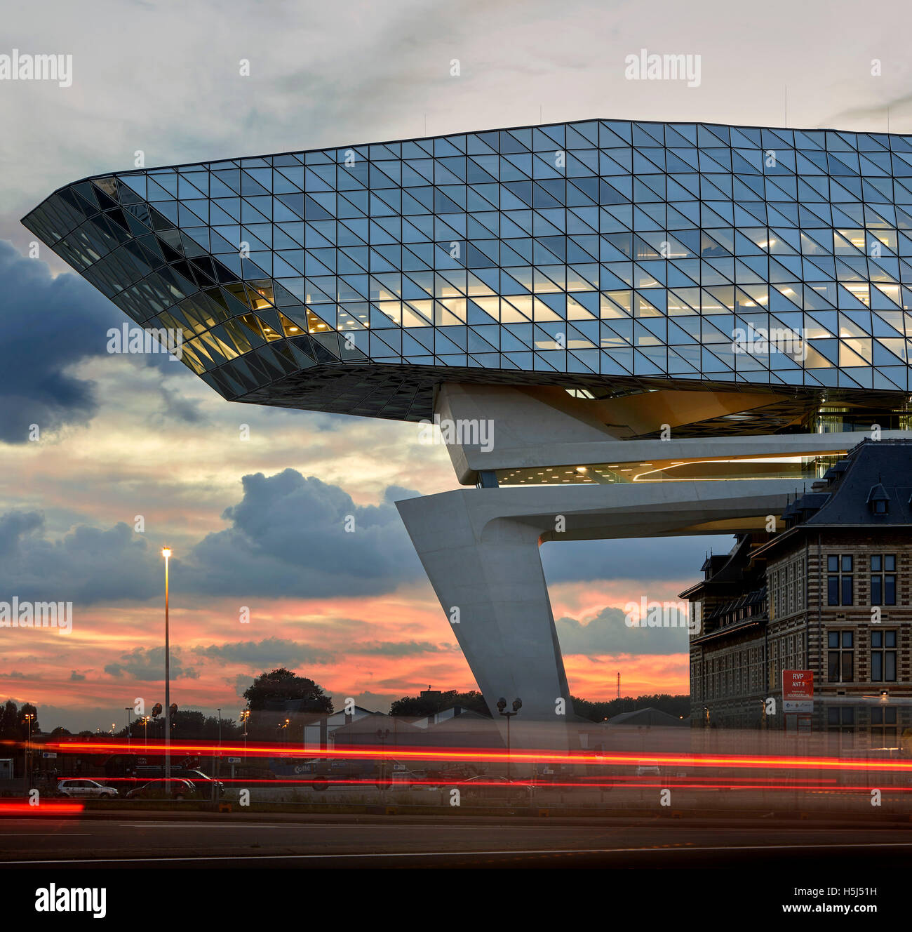 Concrete frame and floating triangular glass fxtension from street at ...