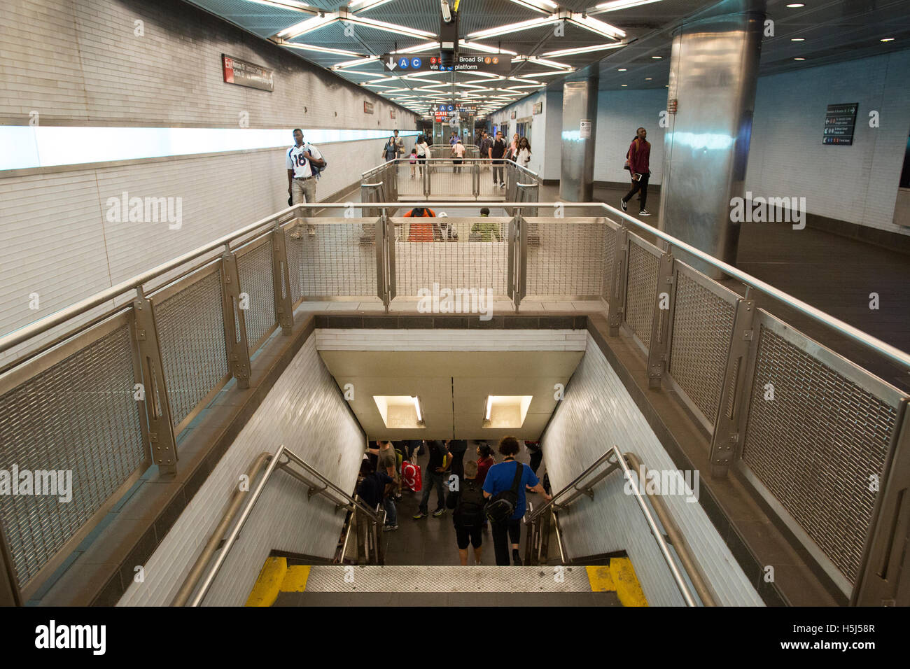 New York Subway station platform , USA Stock Photo - Alamy