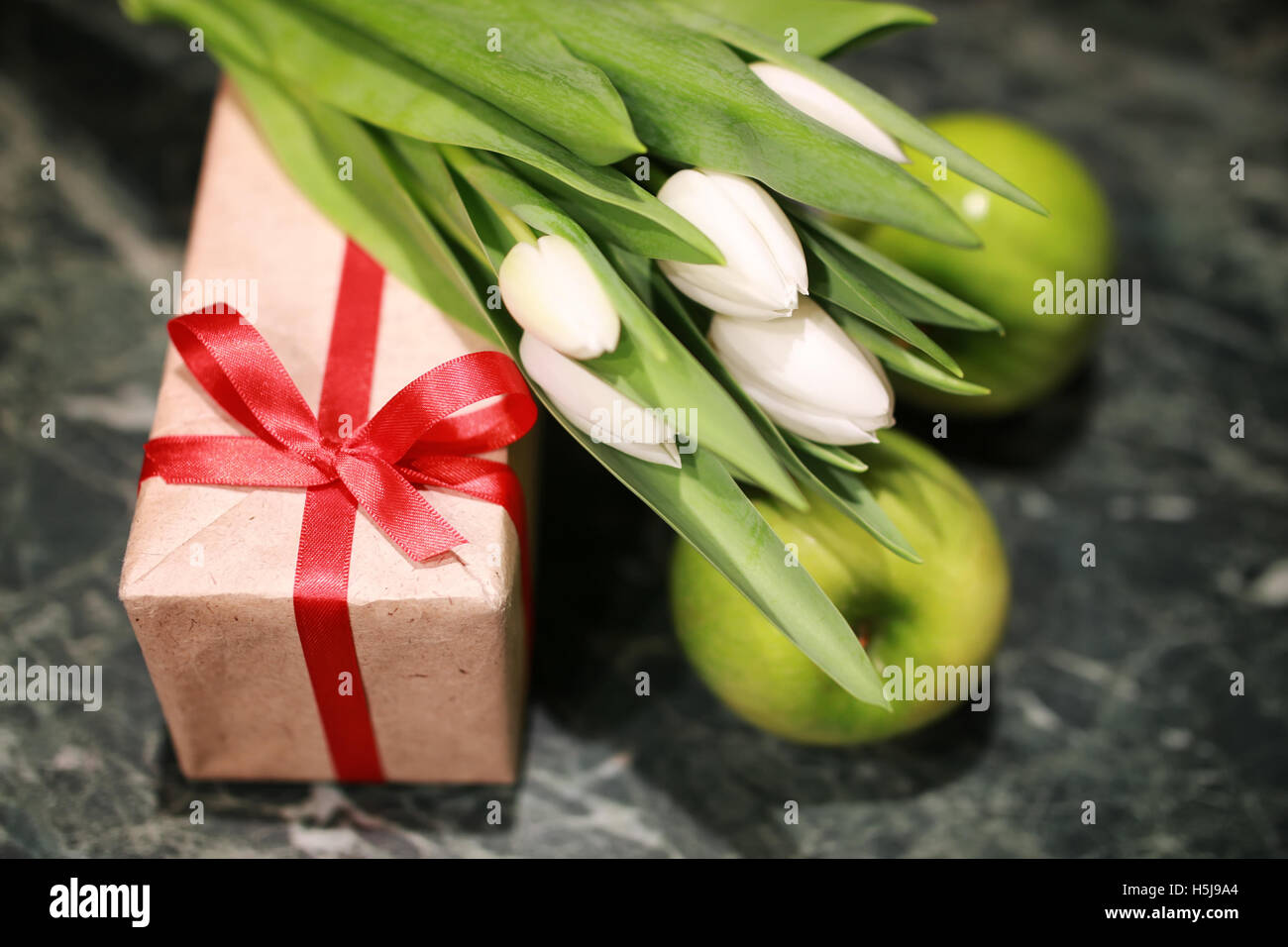white tulip gift box green background Stock Photo - Alamy