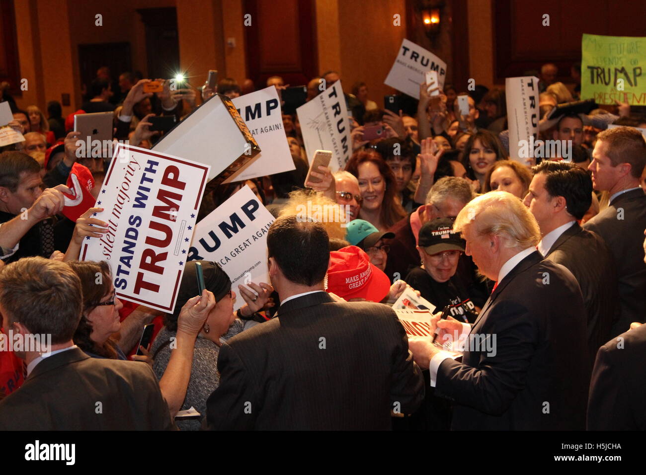 Trump signing autographs hi-res stock photography and images - Alamy