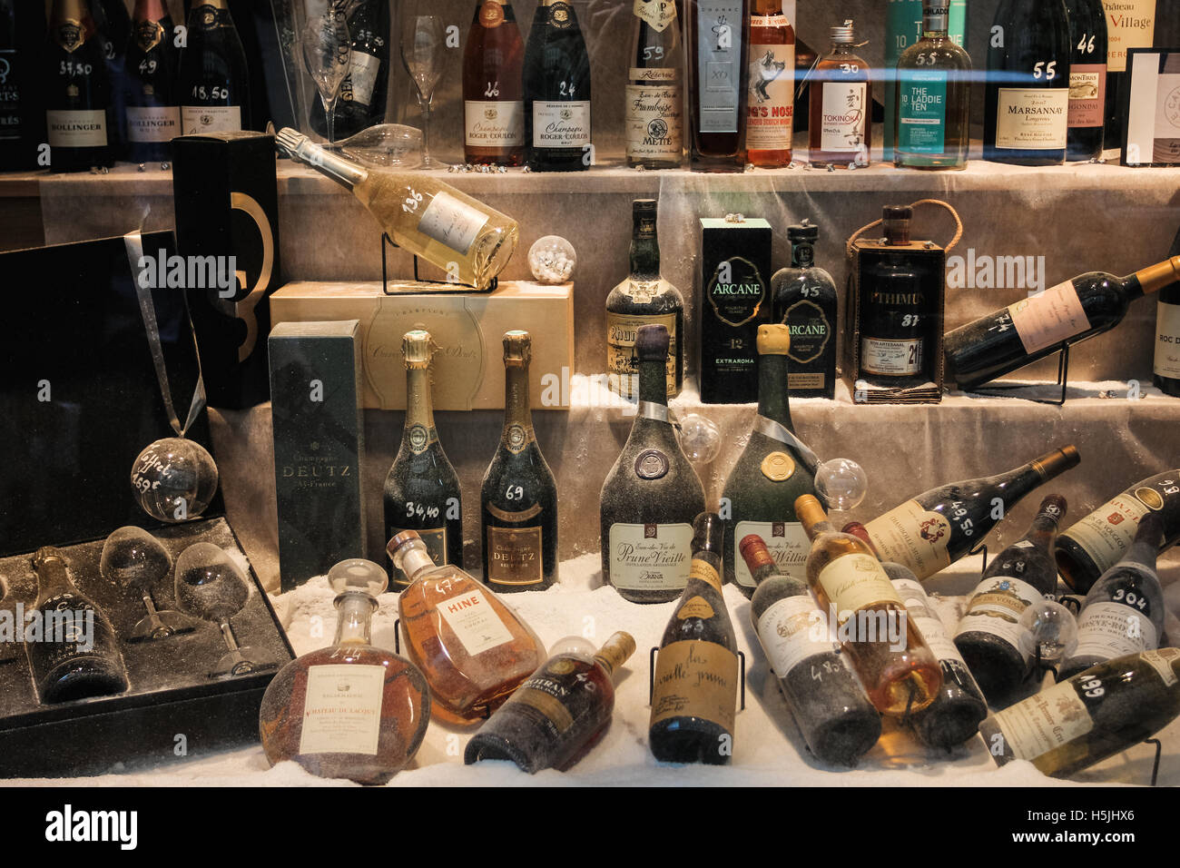 PARIS, FRANCE - DECEMBER 31, 2011: Showcase with luxury different ...