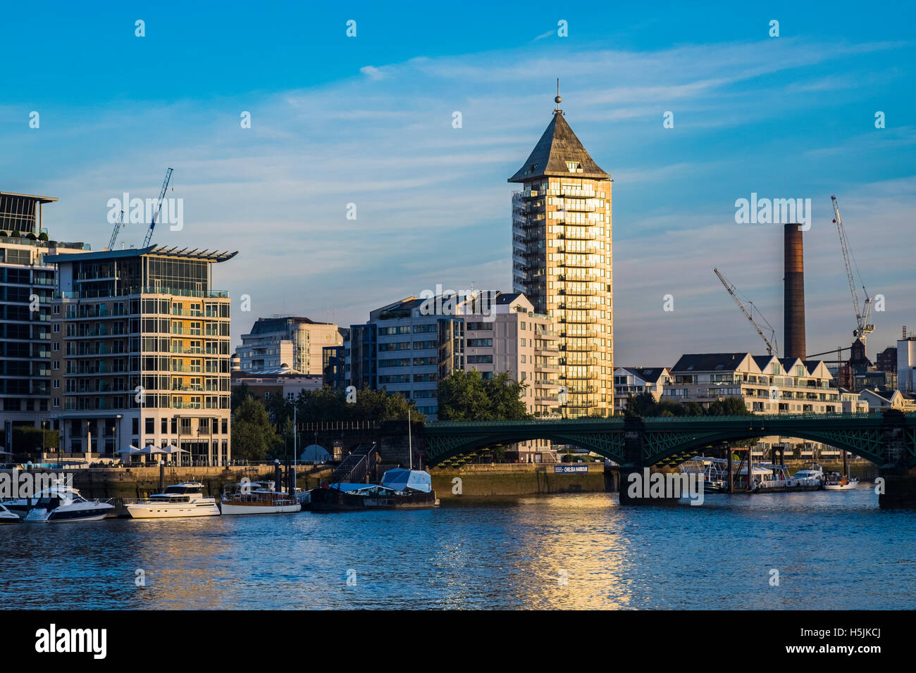 Imperial Wharf&Chelsea Harbour waterfront, River Thames, London ...