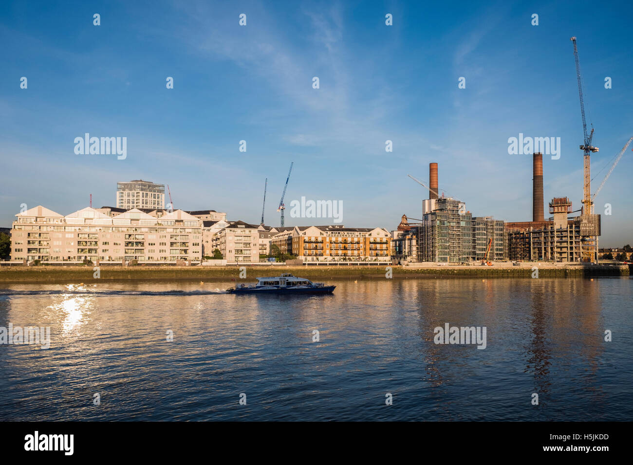 Chelsea Harbour waterfront, River Thames, London, England, U.K Stock ...