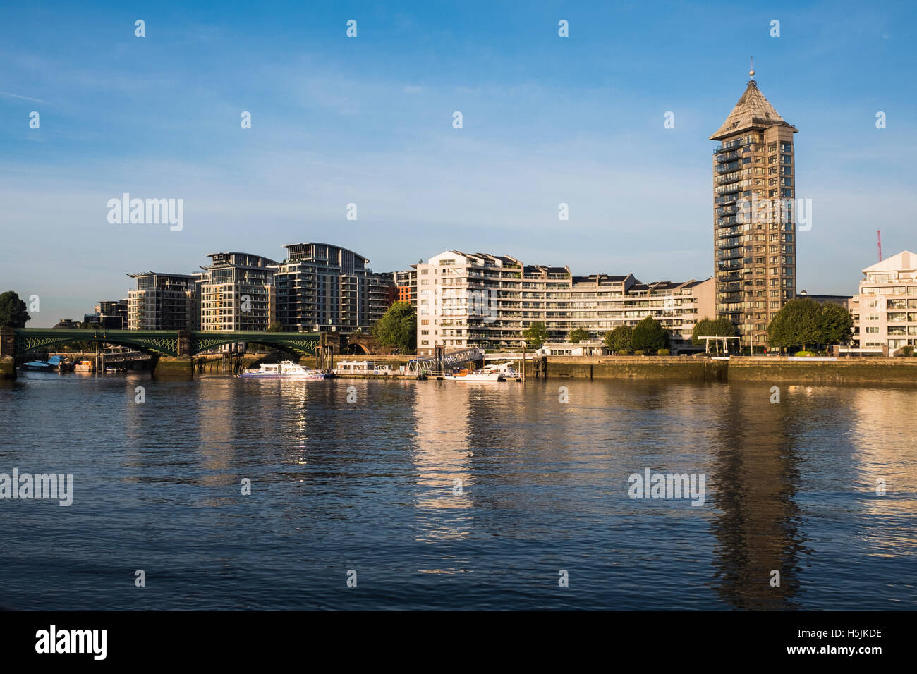 Chelsea Harbour waterfront, River Thames, London, England, U.K Stock ...