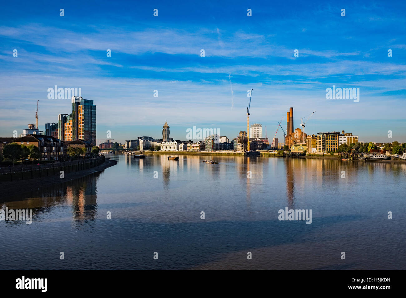 Chelsea Harbour waterfront, River Thames, London, England, U.K Stock ...