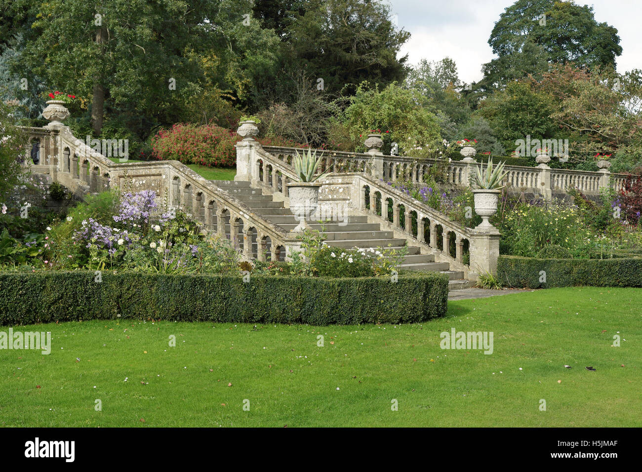 Stone balustrade garden hi-res stock photography and images - Alamy