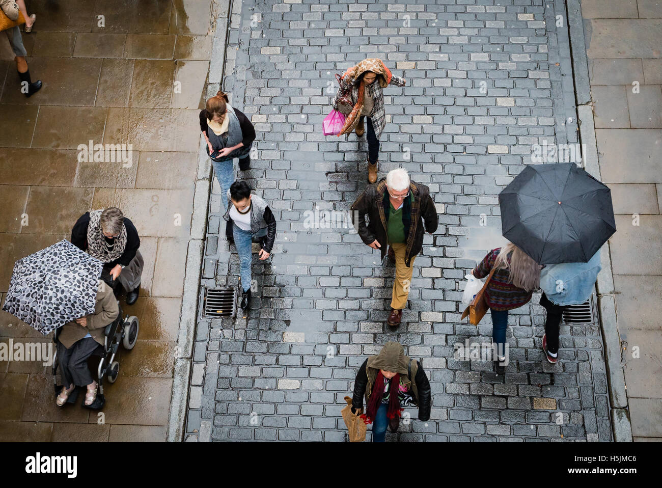 Overhead crowd hi-res stock photography and images - Alamy