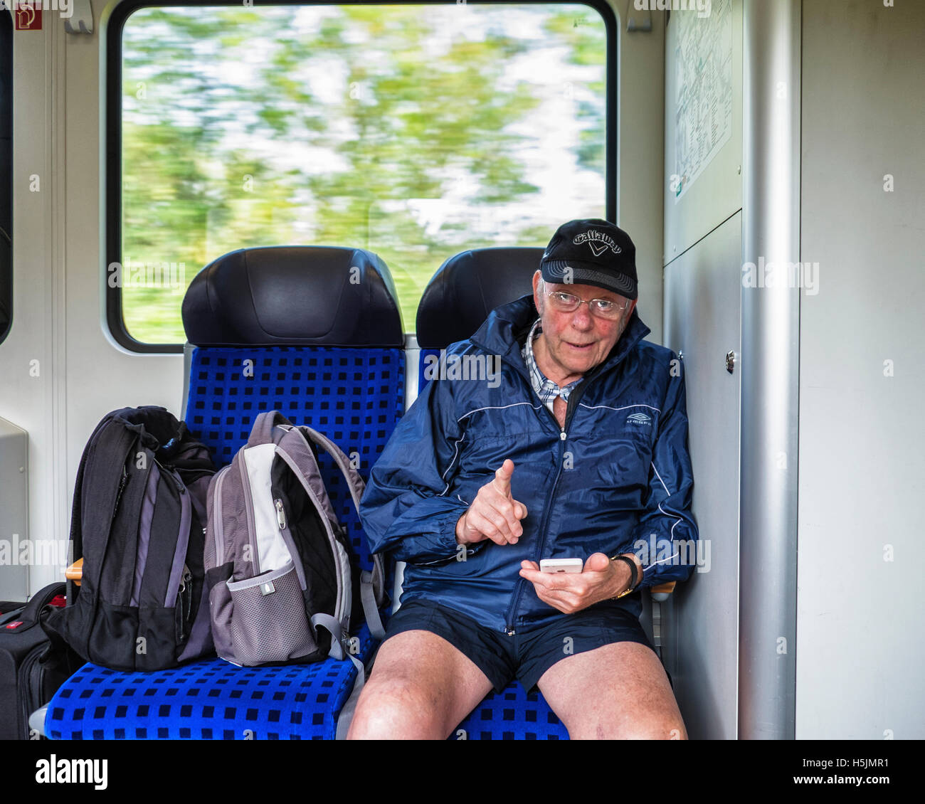Elderly man uses mobile phone hi-res stock photography and images - Alamy