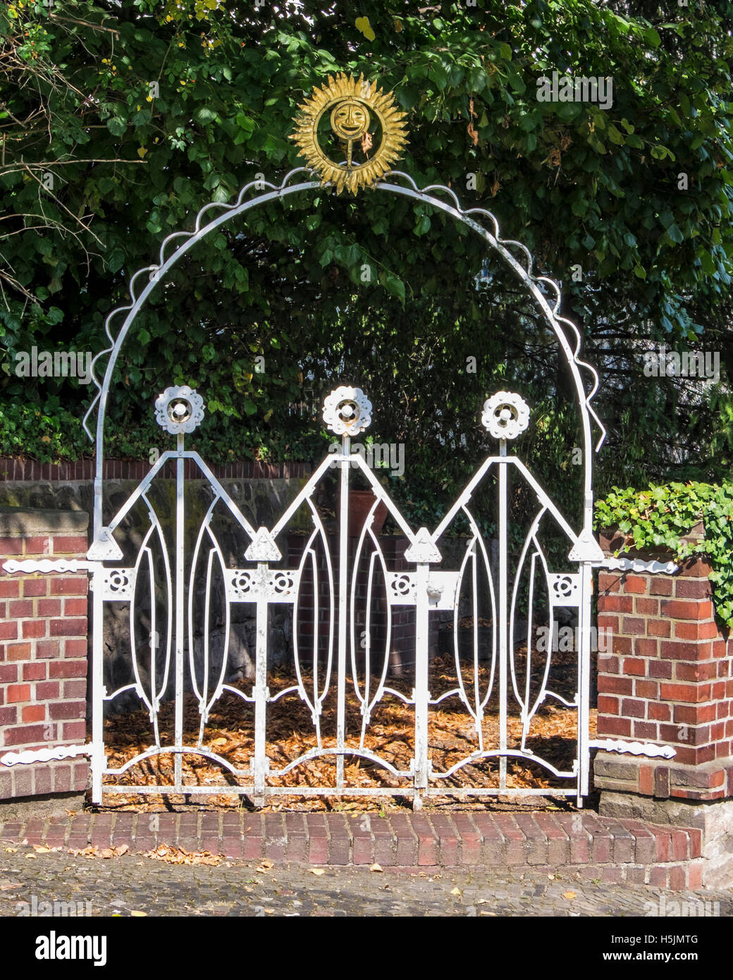 Art nouveau style gate hi-res stock photography and images - Alamy