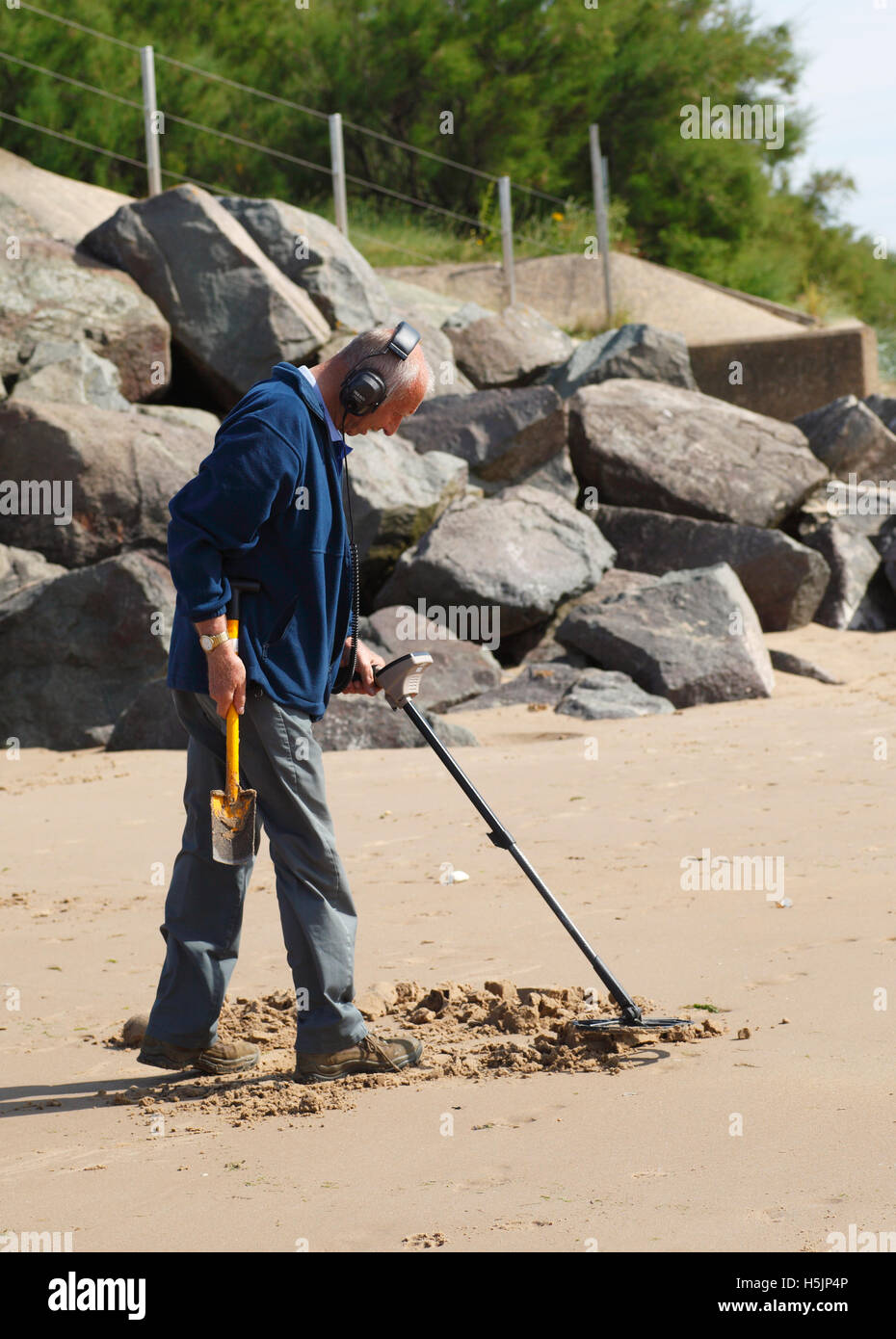 Metal detectorist beach hi-res stock photography and images - Alamy