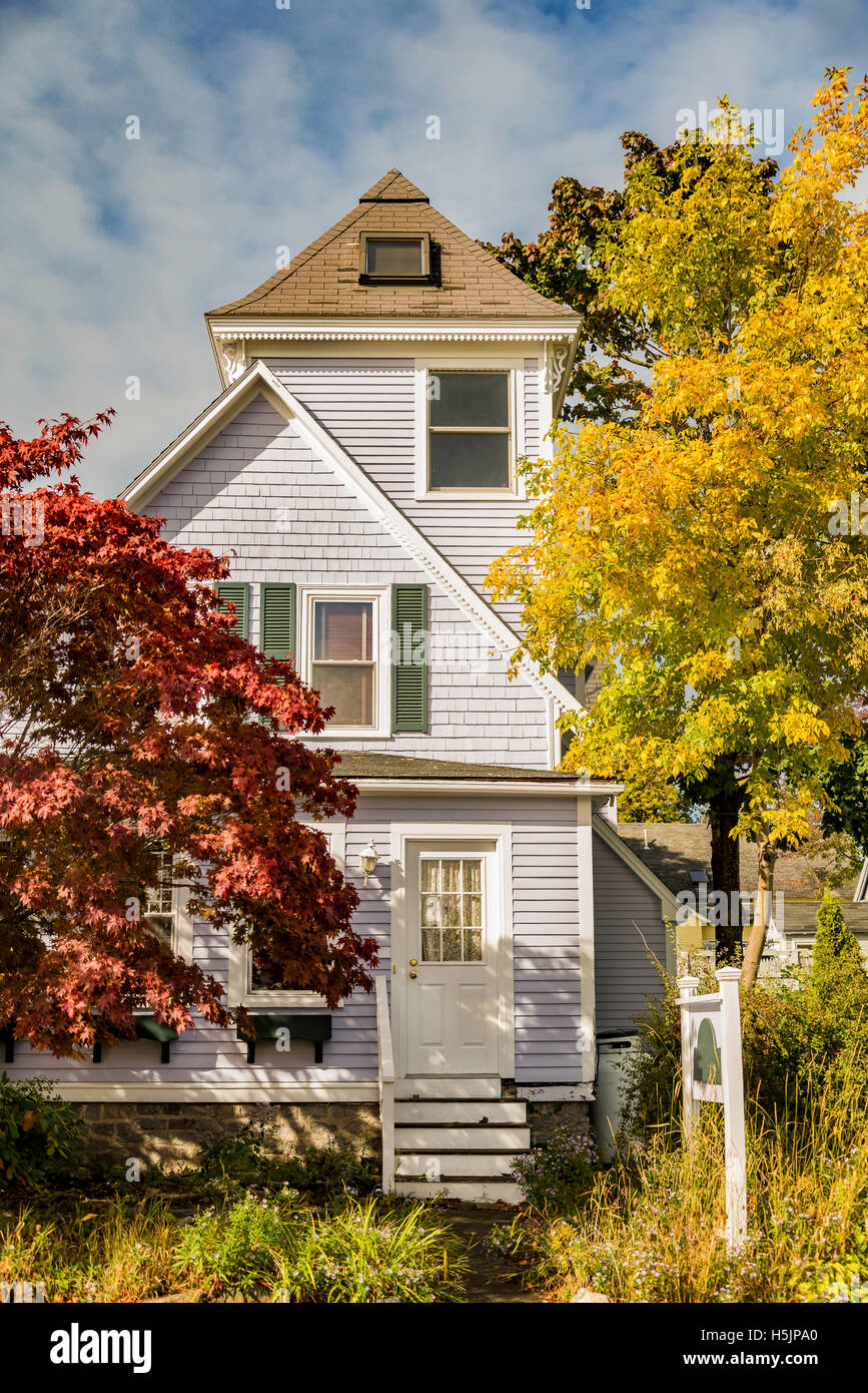 New England traditional house in the fall Stock Photo - Alamy