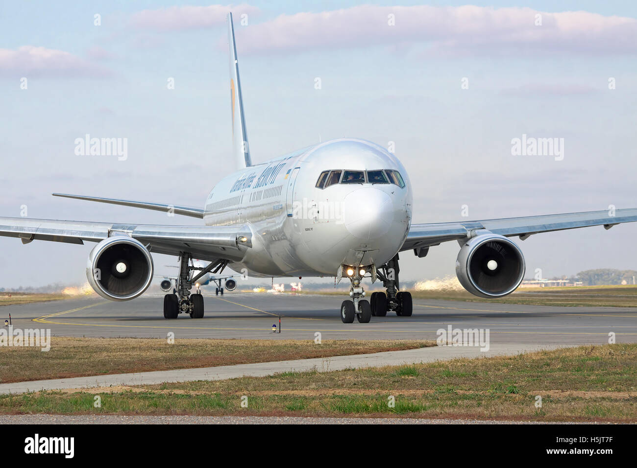 Boeing 767 cockpit hi-res stock photography and images - Alamy
