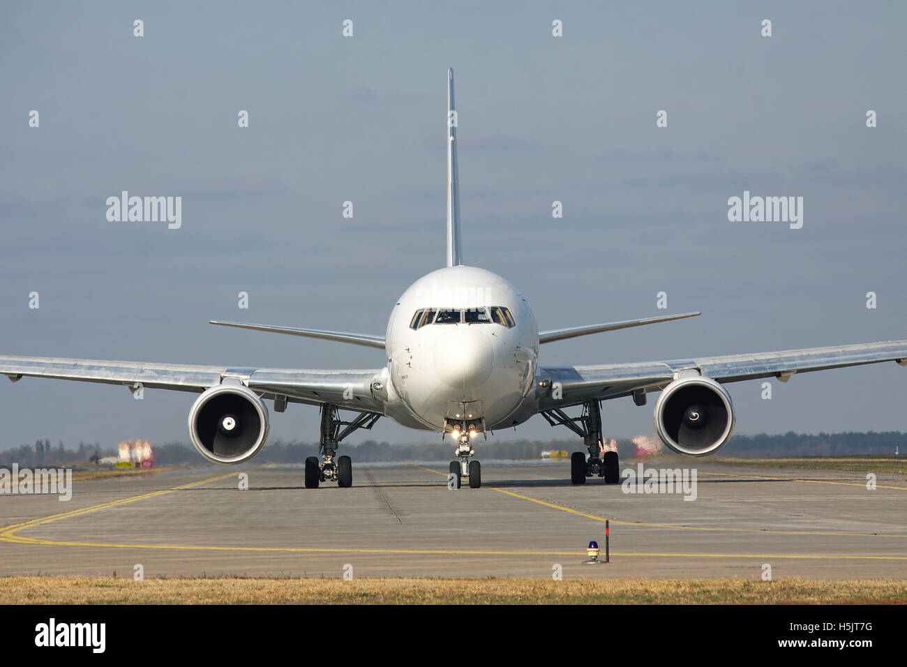 Boeing 767 cockpit hi-res stock photography and images - Alamy