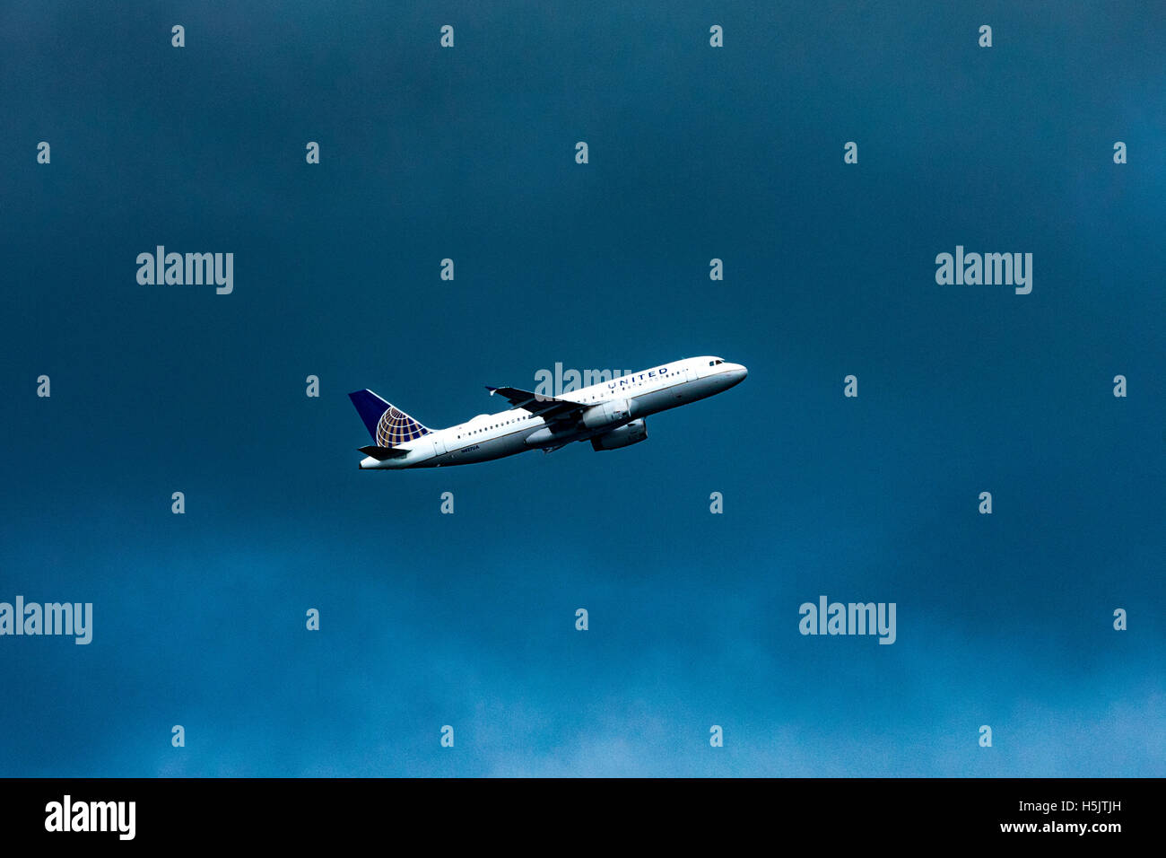 United Airlines Airbus A320-232 N427UA on takeoff at San Francisco ...