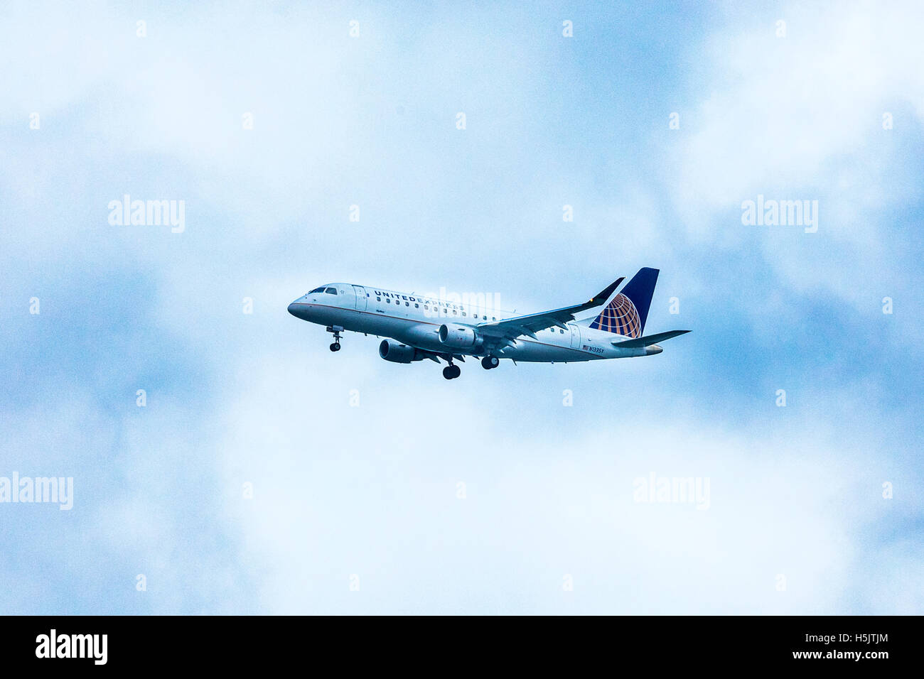 Embraer 175 united hi-res stock photography and images - Alamy