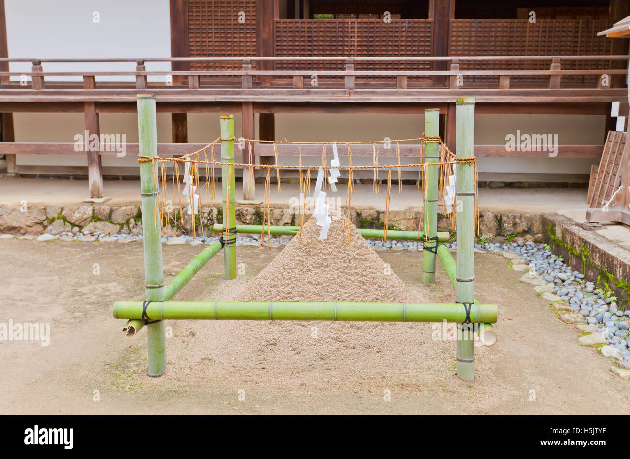 Shinto shrine ritual hi-res stock photography and images - Alamy