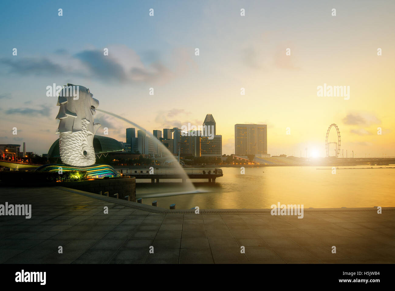 Singapore merlion view merlion statue hi-res stock photography and ...