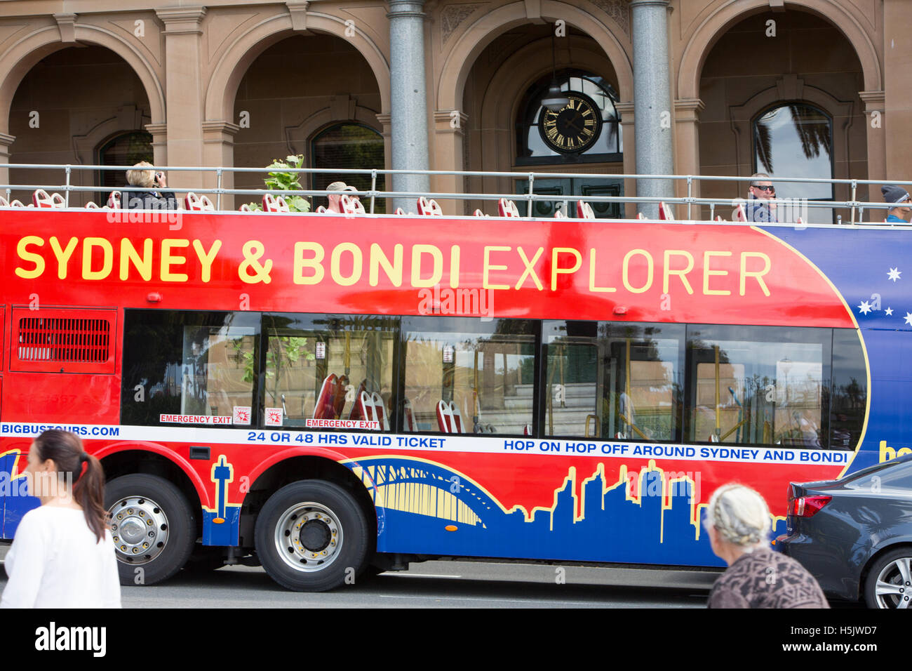 Sydney to Bondi sightseeing explorer bus providing a tour of the major ...