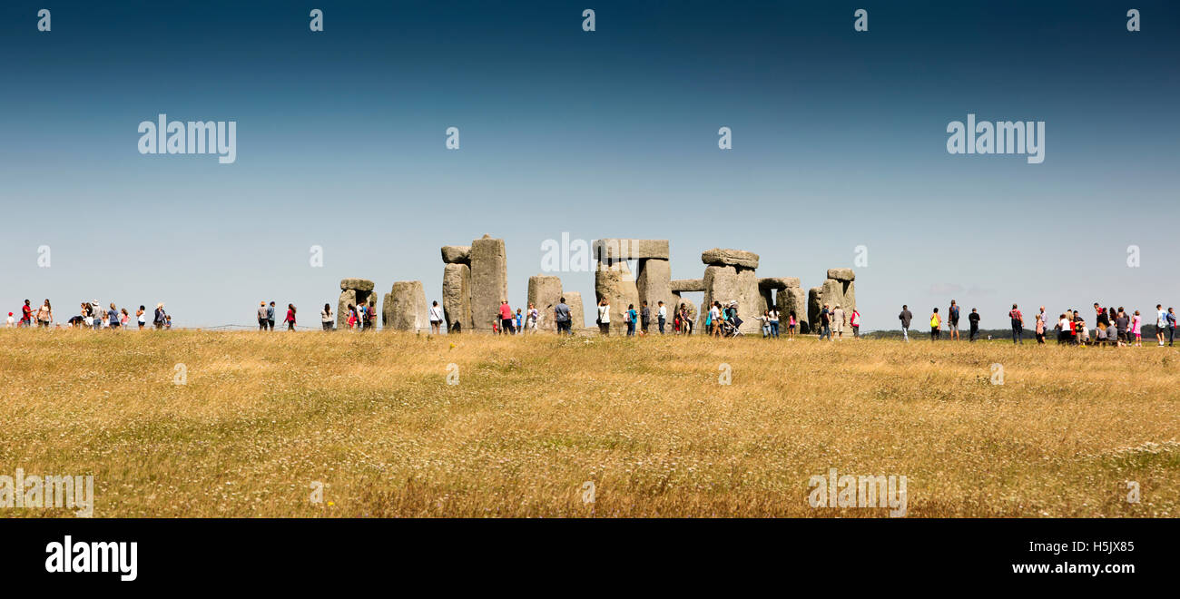 UK, England, Wiltshire, Amesbury, crowd so Summer visitors at ...