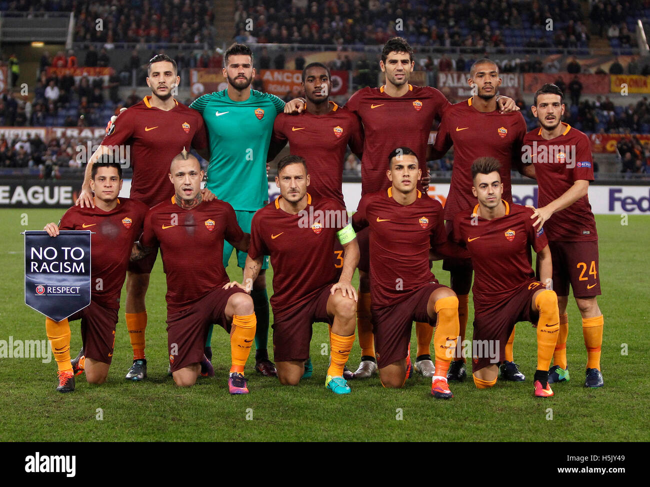 Row 3 football players hi-res stock photography and images - Alamy