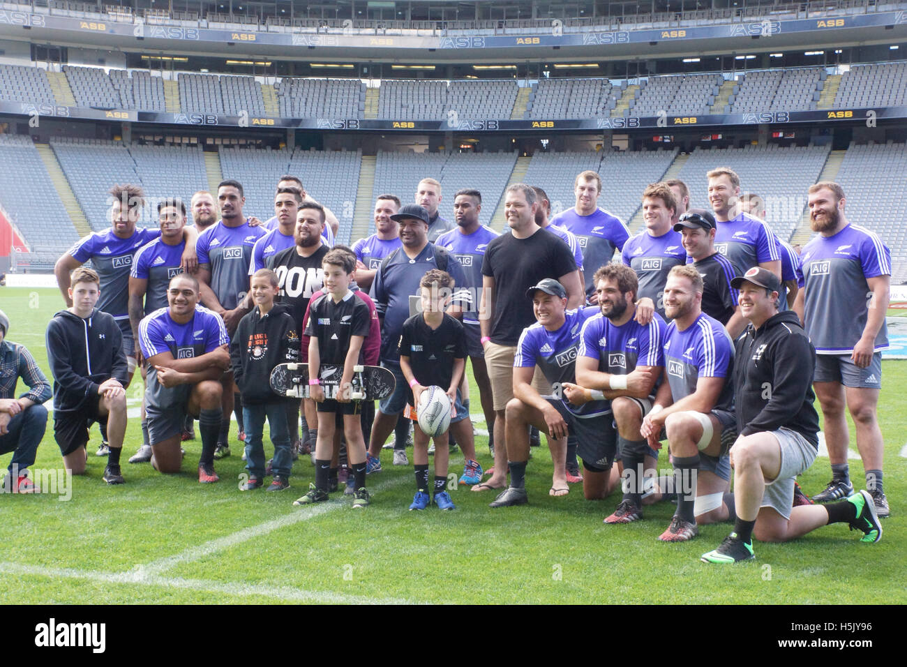 Auckland, New Zealand. 21st Oct, 2016. New Zealand All Blacks team pose ...