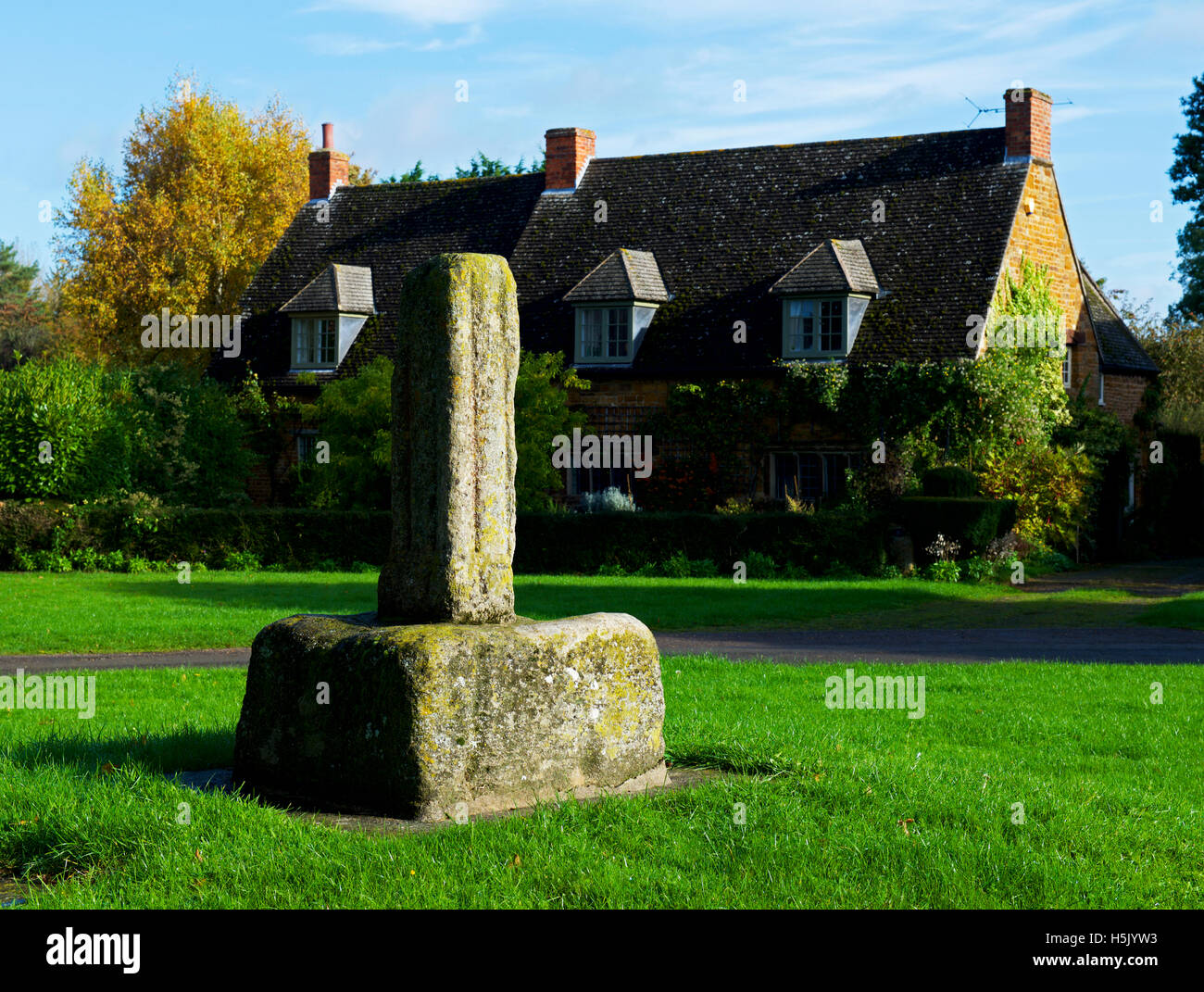 The old village cross, Lyddington, Rutland, England UK Stock Photo - Alamy