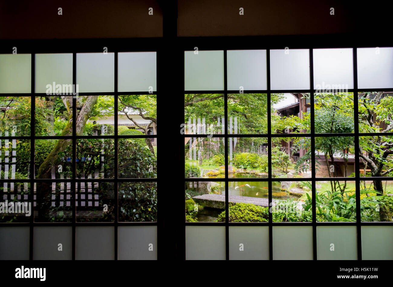 Traditional japanese house and garden hi-res stock photography and ...