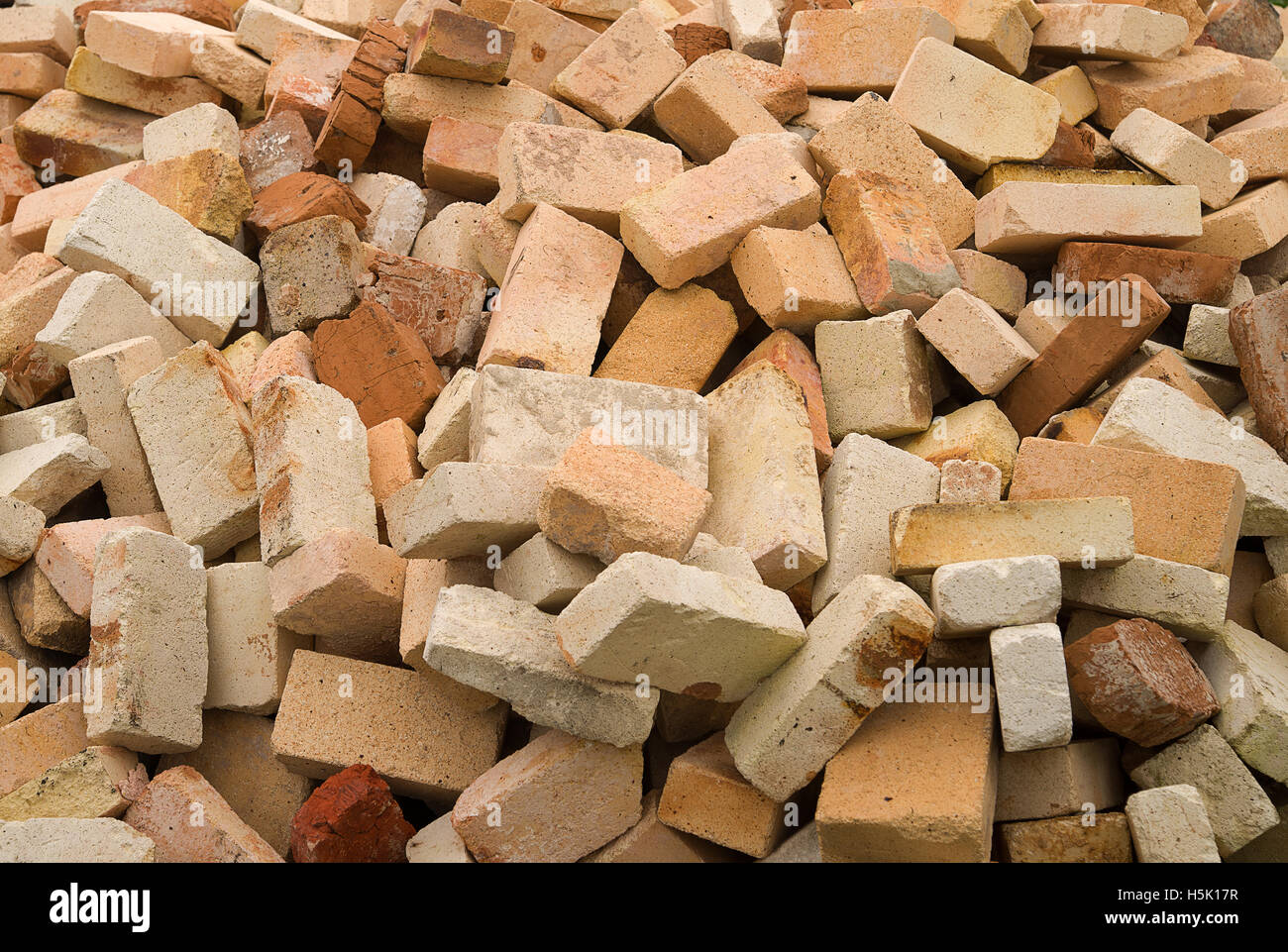 Pile used bricks hi-res stock photography and images - Alamy