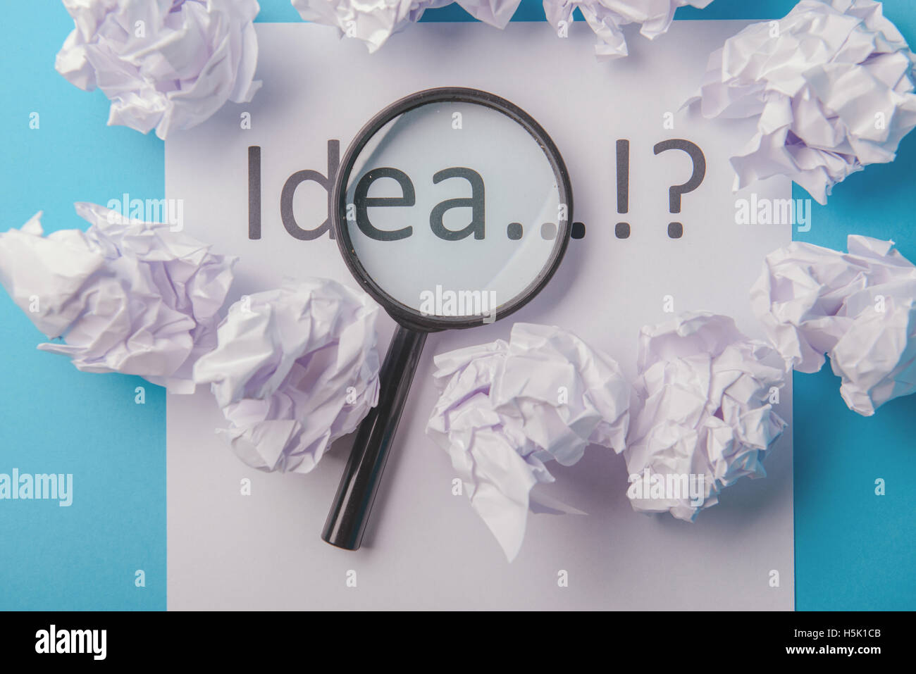 Idea word written on white paper. Blue background Stock Photo - Alamy