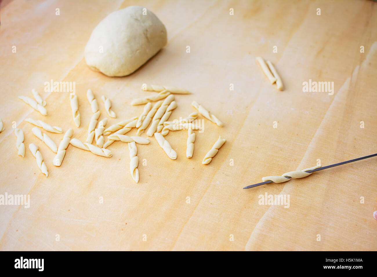 impastare la farina per fare la pasta italiana: fruciddi typical of ...