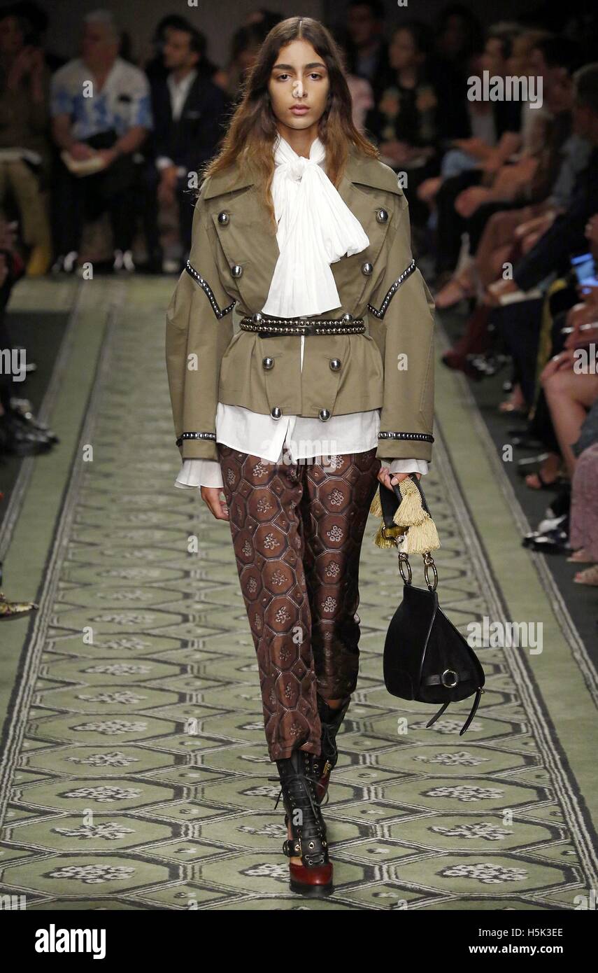 London Fashion Week Spring/Summer 2017 - Burberry - Catwalk Featuring ...