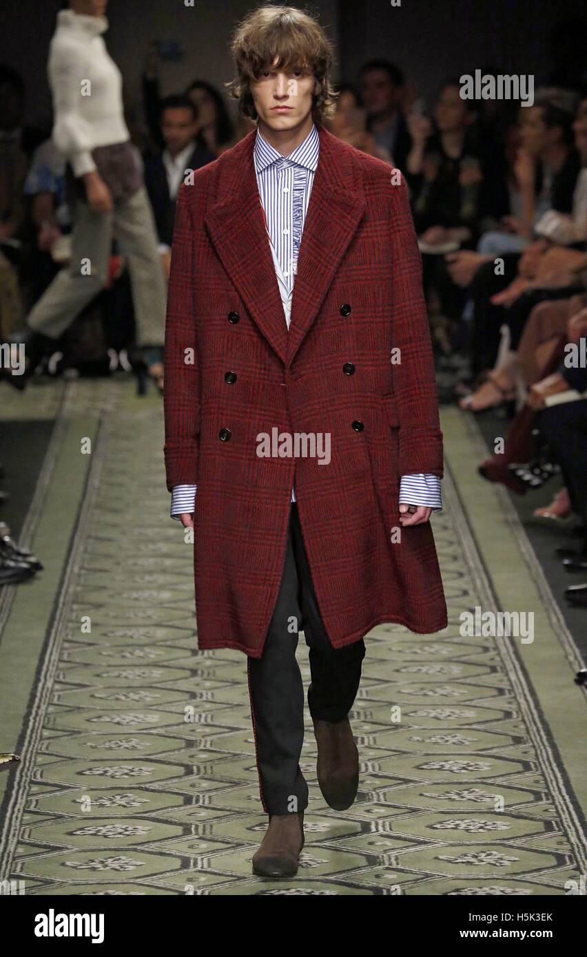 London Fashion Week Spring/Summer 2017 - Burberry - Catwalk Featuring ...