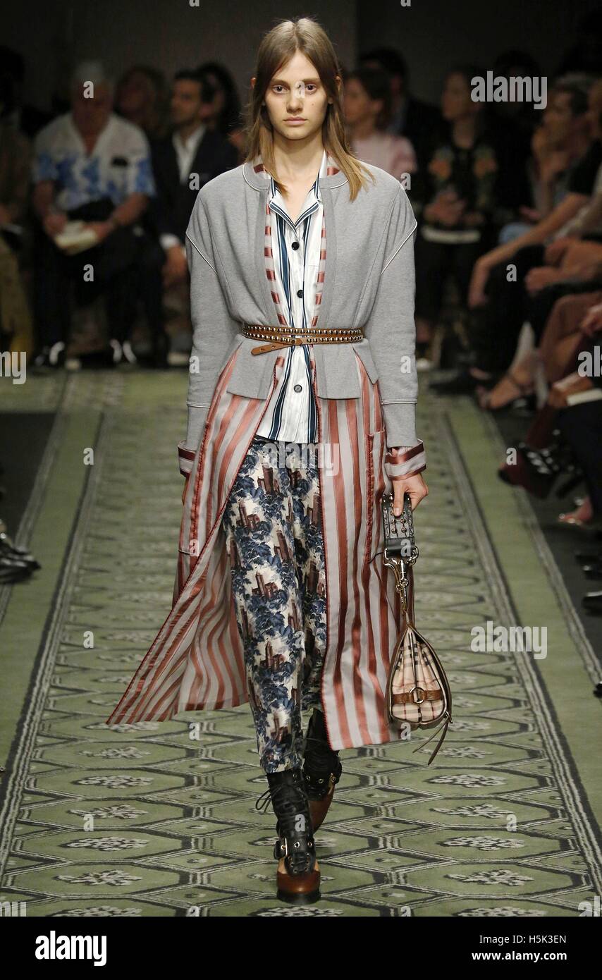 London Fashion Week Spring/Summer 2017 - Burberry - Catwalk Featuring ...