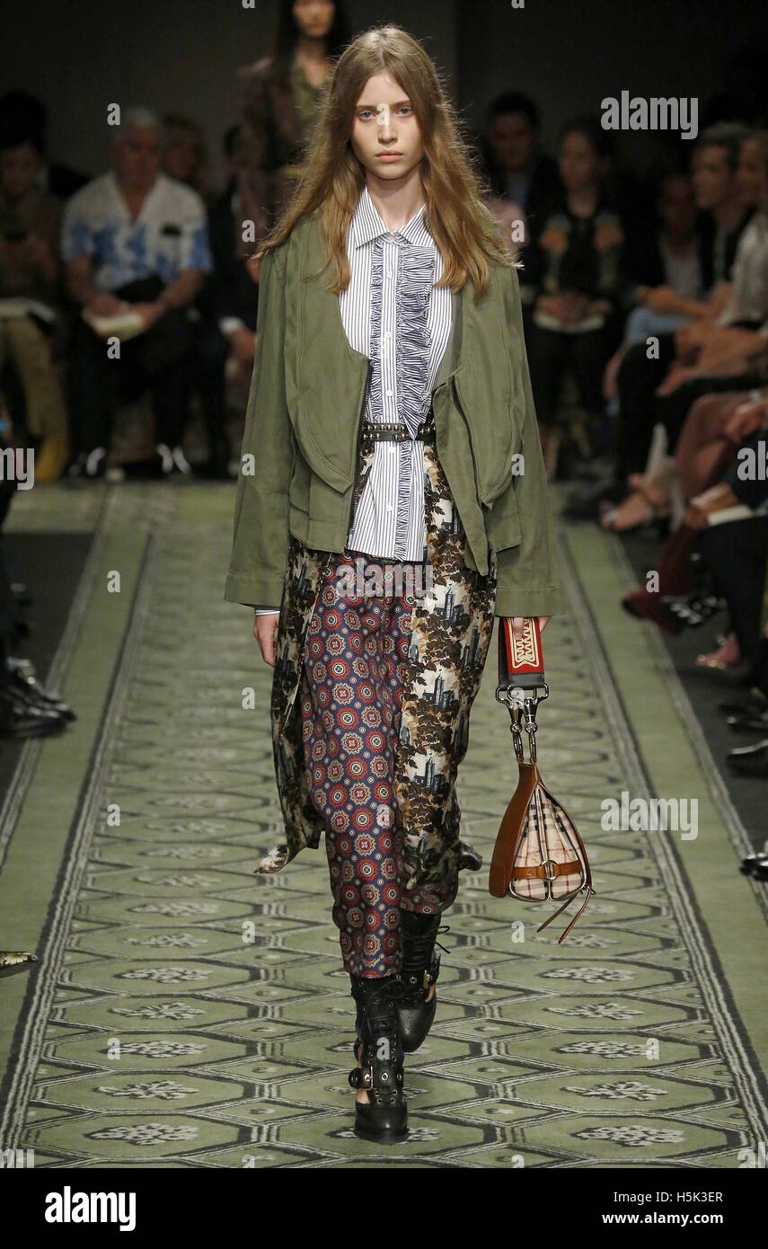London Fashion Week Spring/Summer 2017 - Burberry - Catwalk Featuring ...