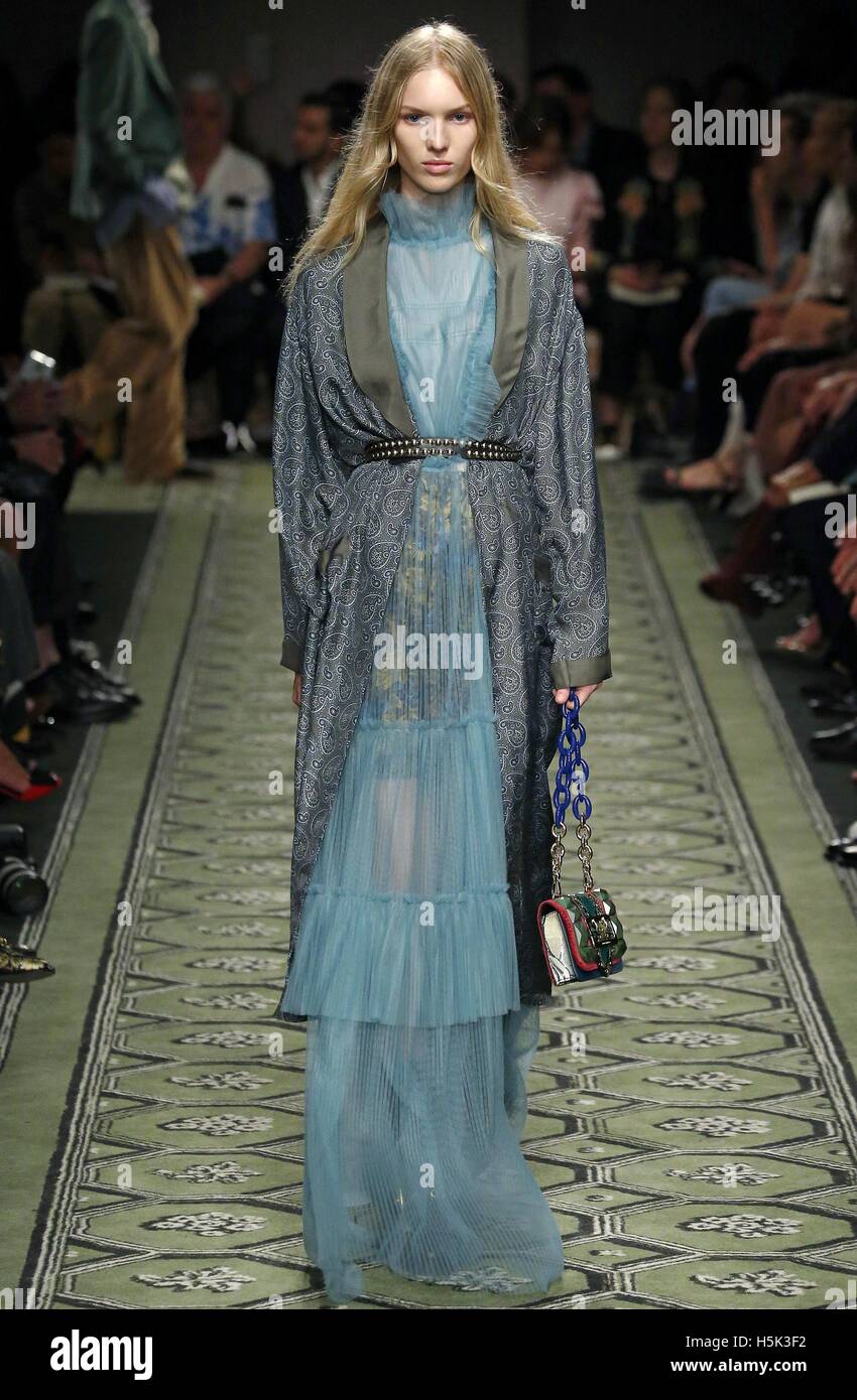 London Fashion Week Spring/Summer 2017 - Burberry - Catwalk Featuring ...