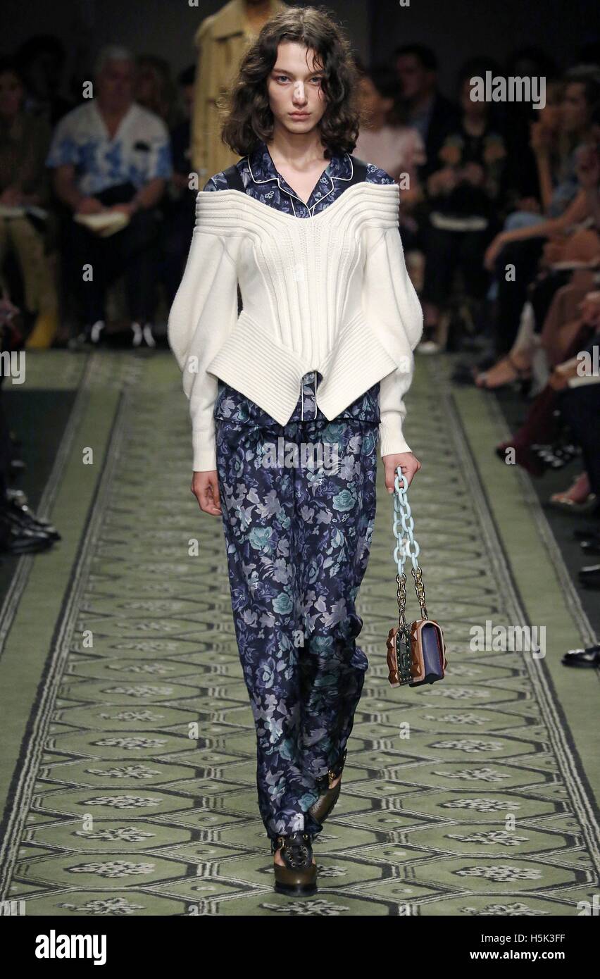 London Fashion Week Spring/Summer 2017 - Burberry - Catwalk Featuring ...