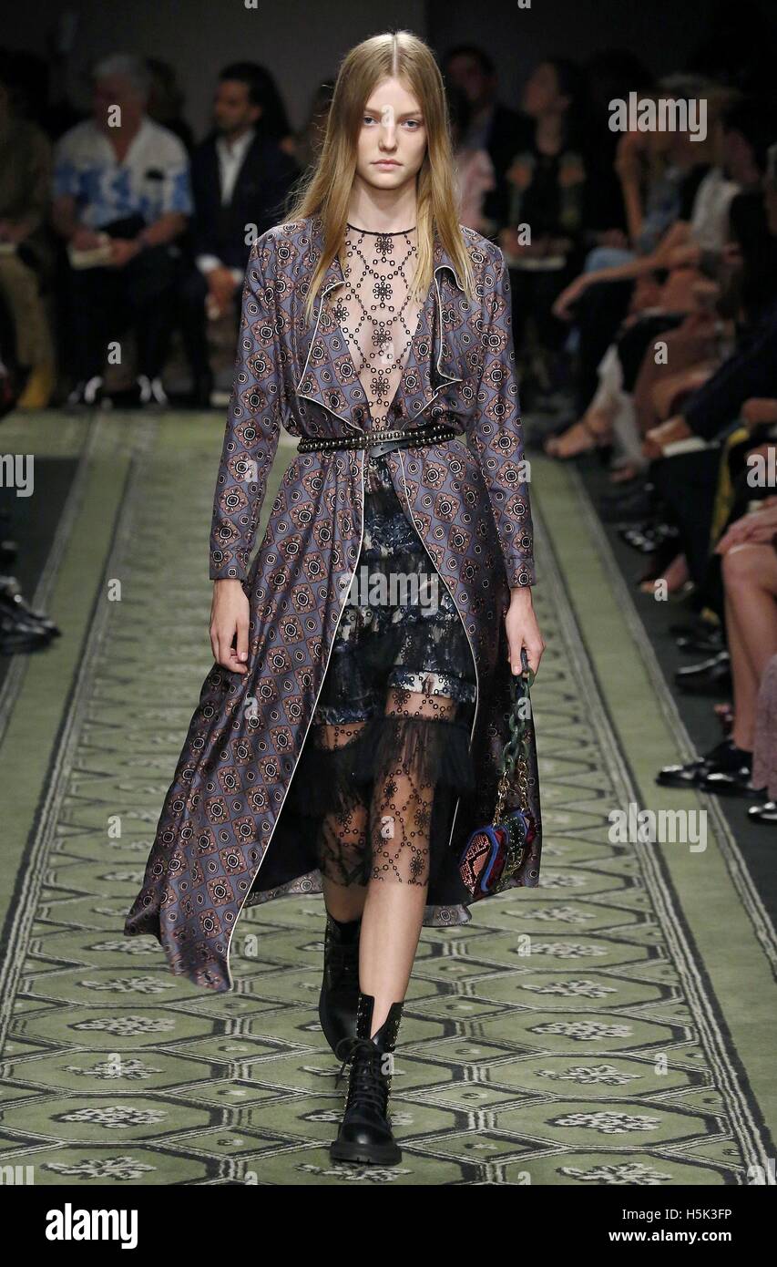 London Fashion Week Spring/Summer 2017 - Burberry - Catwalk Featuring ...