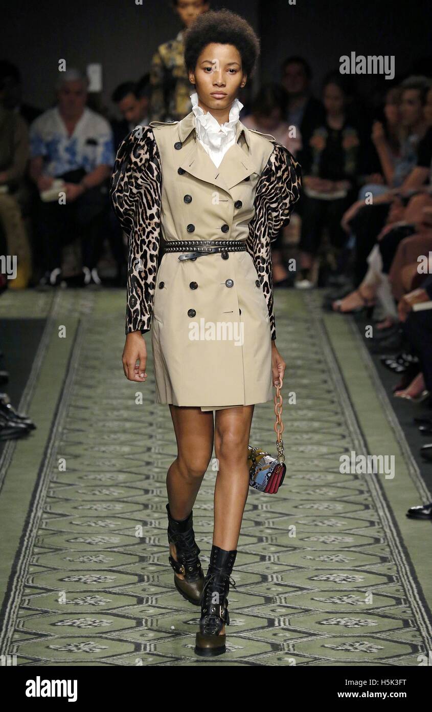 London Fashion Week Spring/Summer 2017 - Burberry - Catwalk Featuring ...